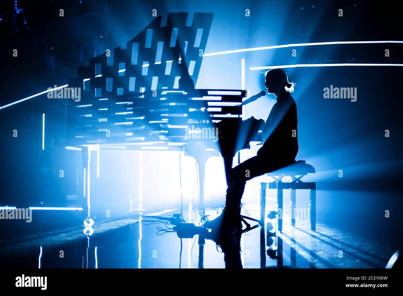 Man keyboardist hi-res stock photography and images - Alamy