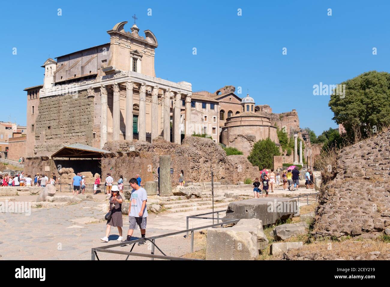 Tourists visiting the ruins of the ancient Roman Forum Stock Photo - Alamy