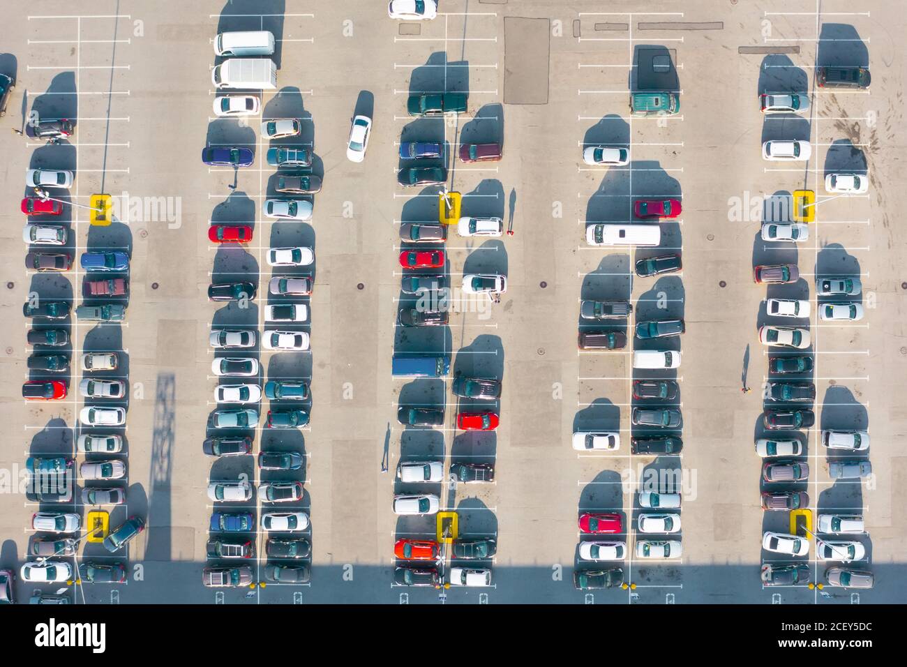 Crowded parking lot grocery store hi-res stock photography and images ...