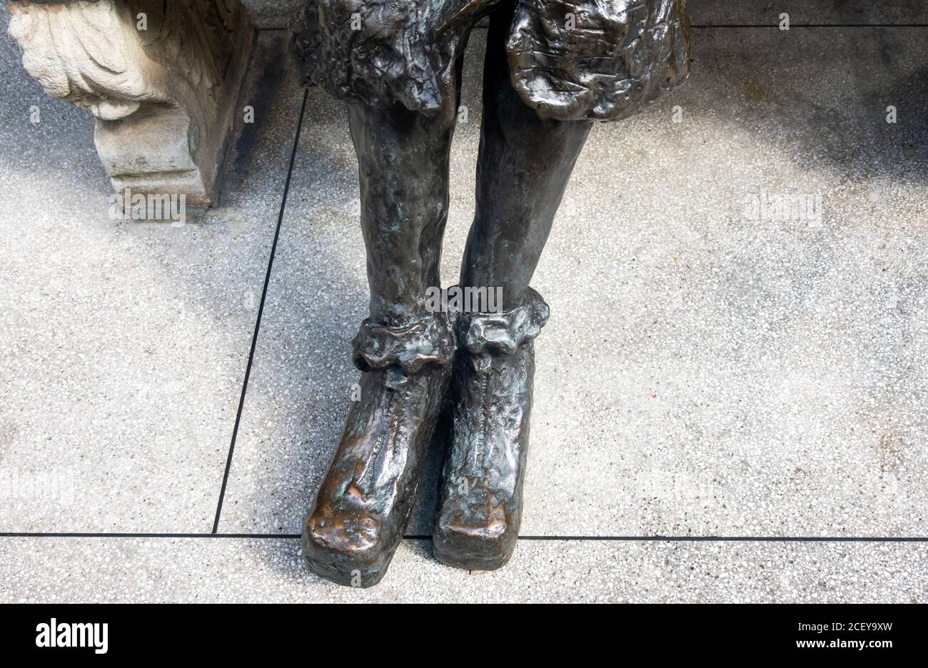 Legs sculpture statue art hi-res stock photography and images - Alamy