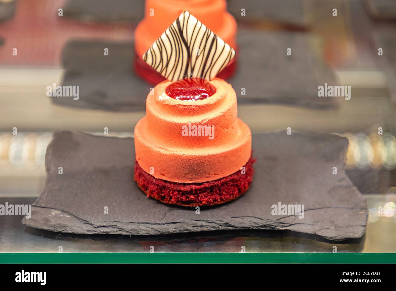 Pink cake shop hi-res stock photography and images - Alamy