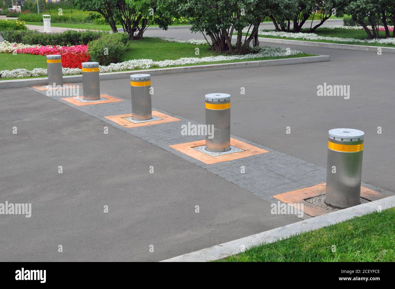 Retractable Electric Bollard Metallic, and hydraulic for the control of ...