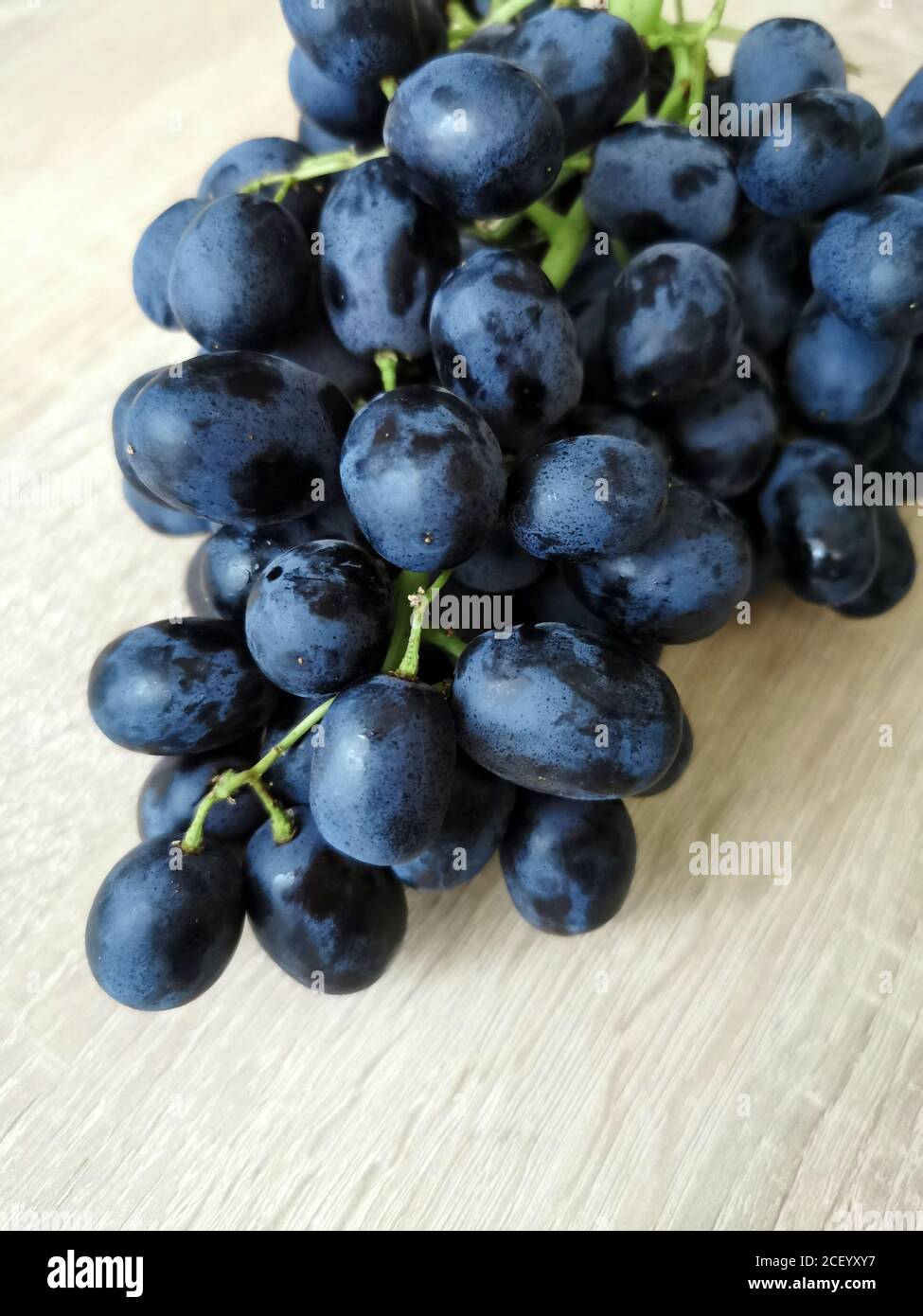 The cluster of dark blue grapes hi-res stock photography and images - Alamy