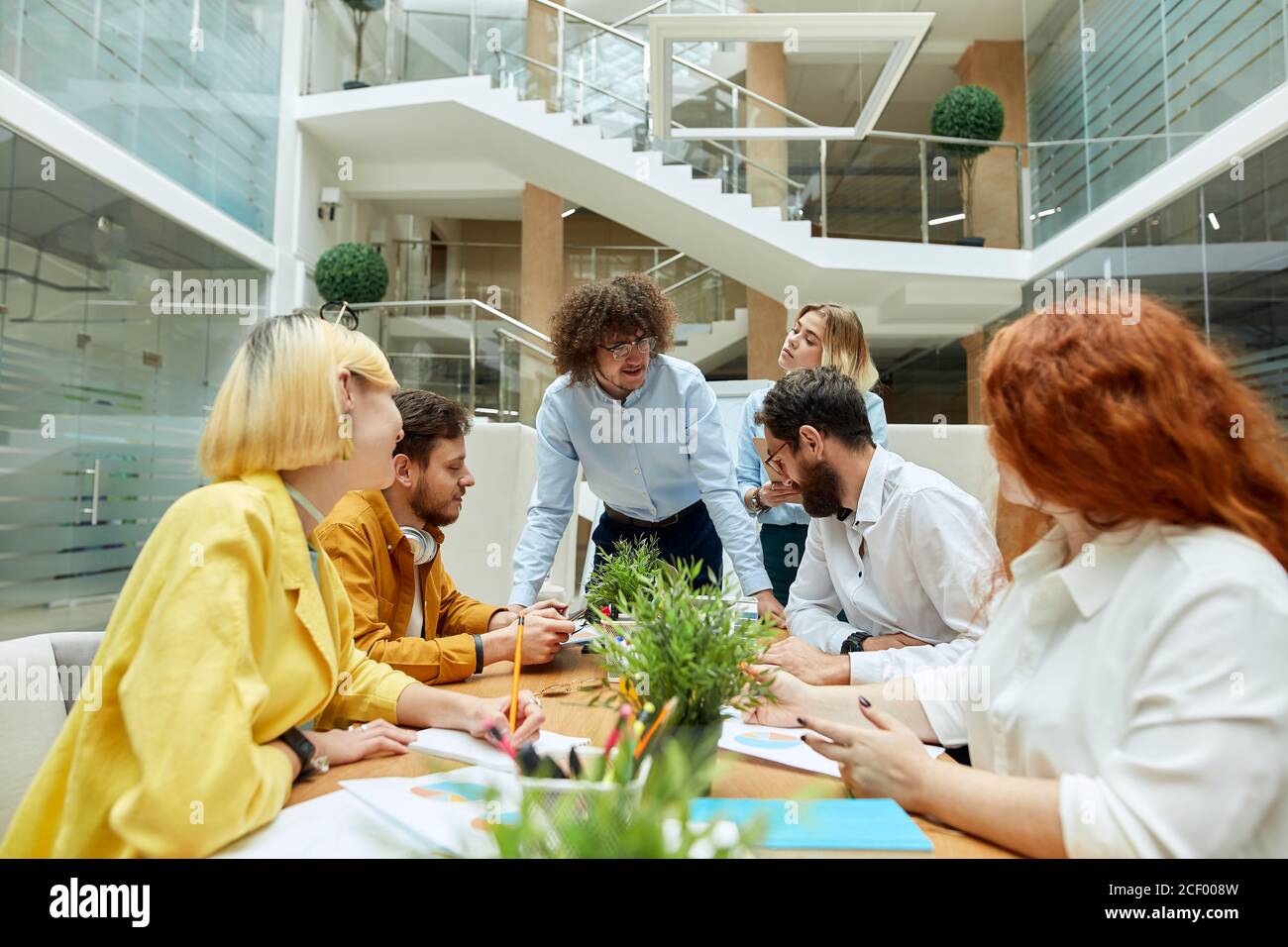 Construction team round table hi-res stock photography and images - Alamy