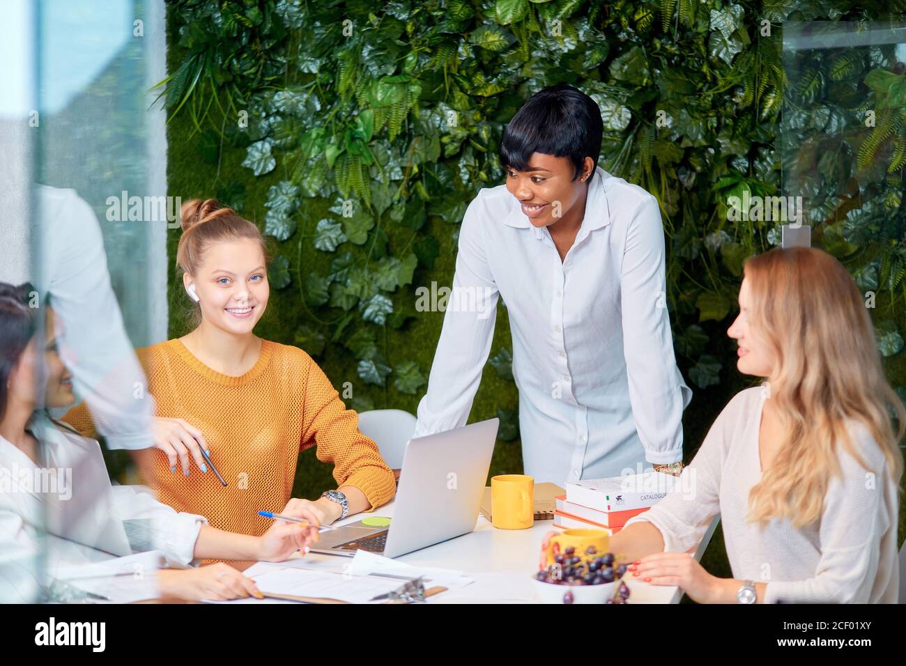 African american workshop training hi-res stock photography and images ...