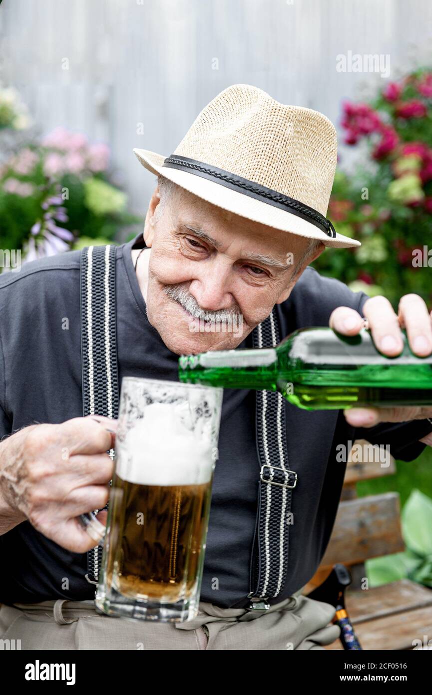 Old man with beard and beer hi-res stock photography and images - Alamy