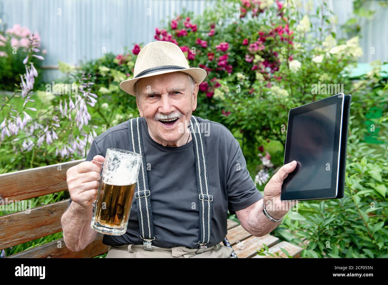 Old man drinking pint beer sad hi-res stock photography and images - Alamy Old man drinking pint beer sad hi-res stock photography and images - Alamy