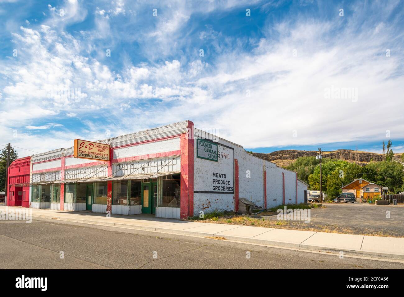 Small town grocery store hi-res stock photography and images - Alamy