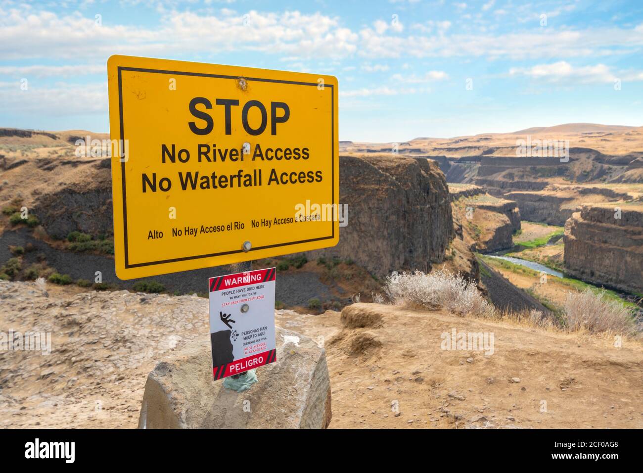 Warning cliff falls danger sign hi-res stock photography and images - Alamy