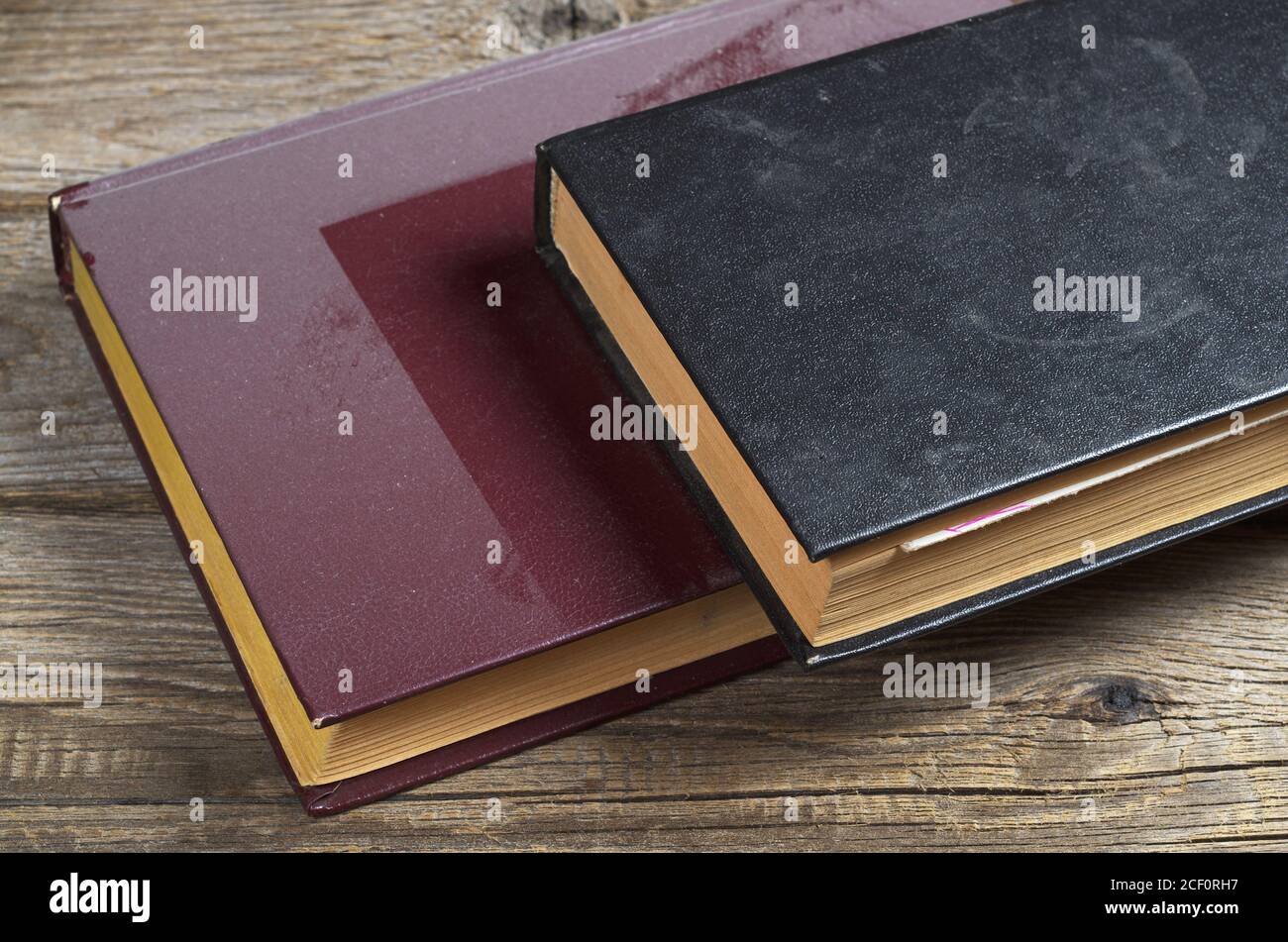 Dust covered books hi-res stock photography and images - Alamy