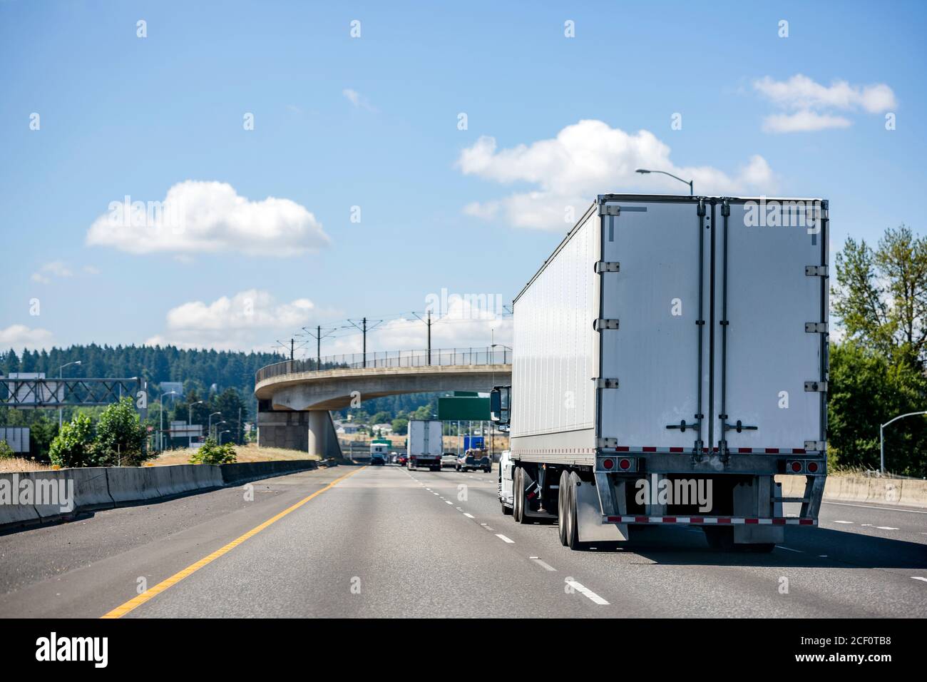 White Big rig day cab industrial diesel semi truck for local deliveries ...