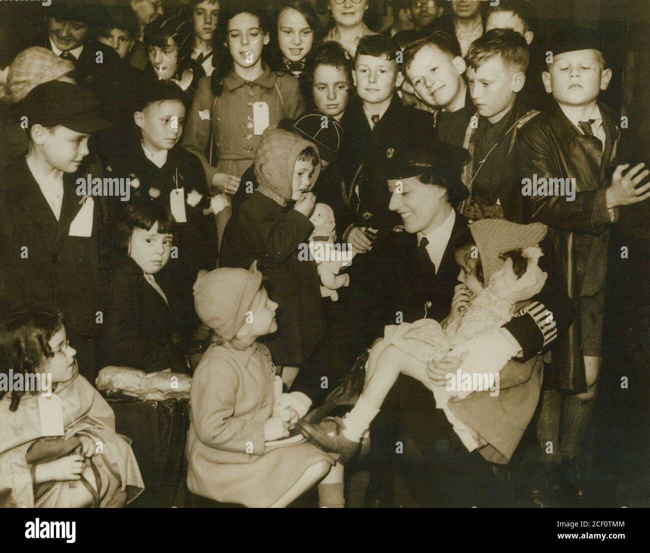 Children evacuated world war 2 london hi-res stock photography and ...