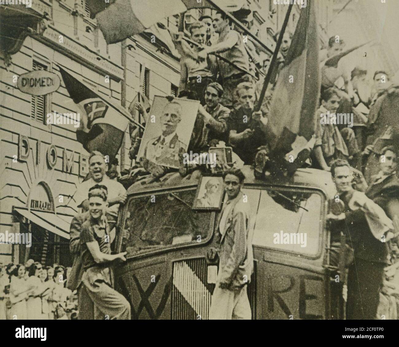 Ww2 wartime bus hi-res stock photography and images - Alamy