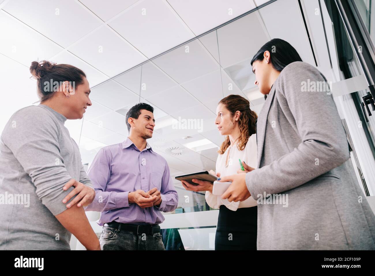 Group of office workers at a meeting around the boss Stock Photo - Alamy