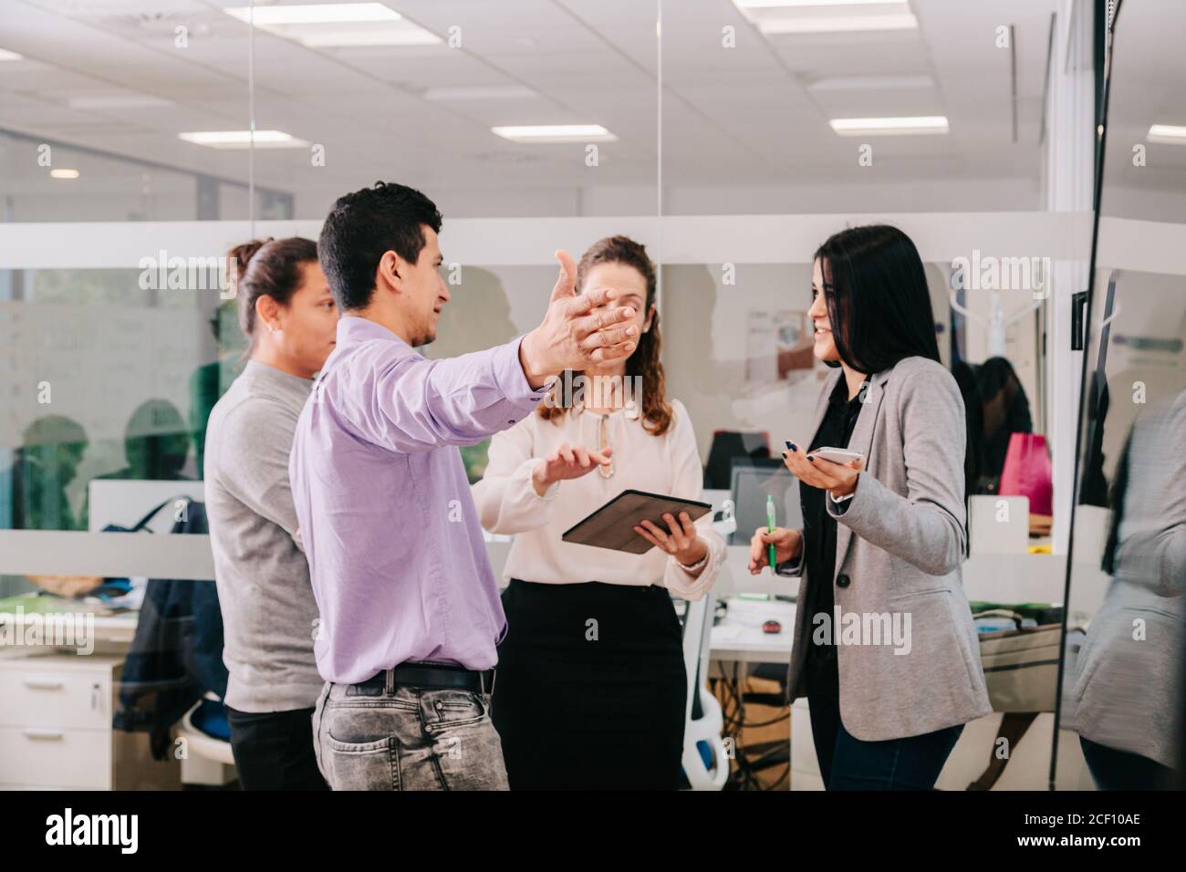 Group of office workers at a meeting around the boss Stock Photo - Alamy