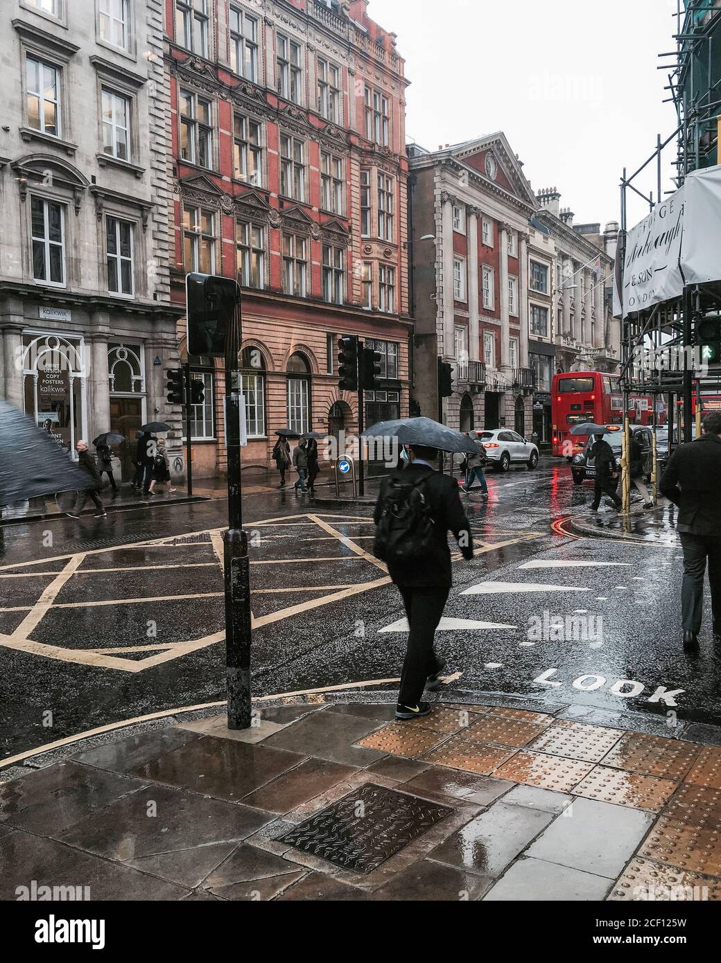 London rainy weather red bus hi-res stock photography and images - Alamy