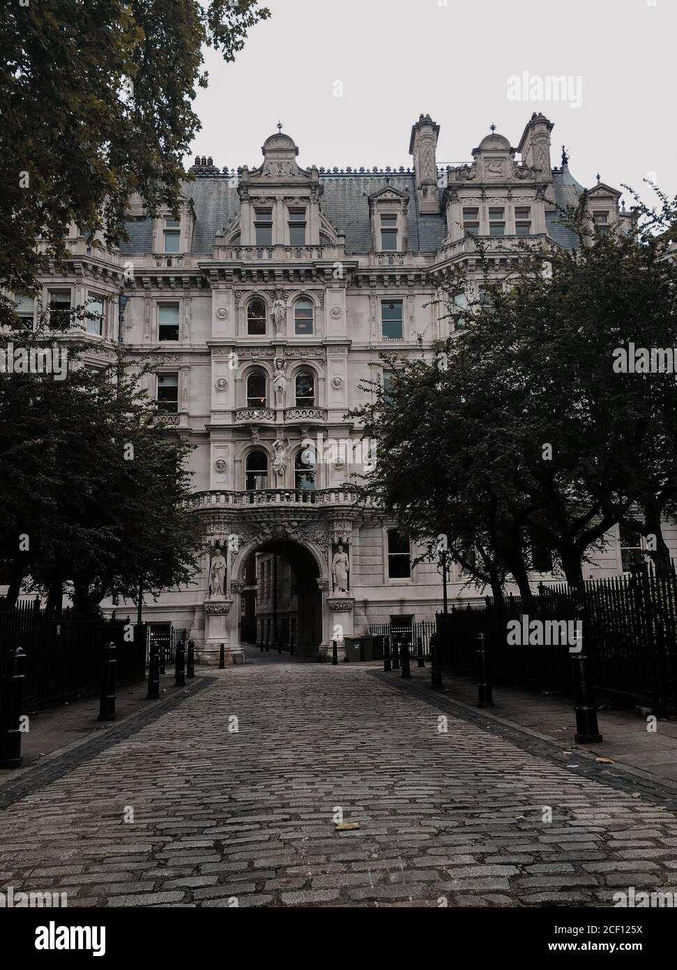 Entrance of Inner Temple from Southbank, London Stock Photo - Alamy