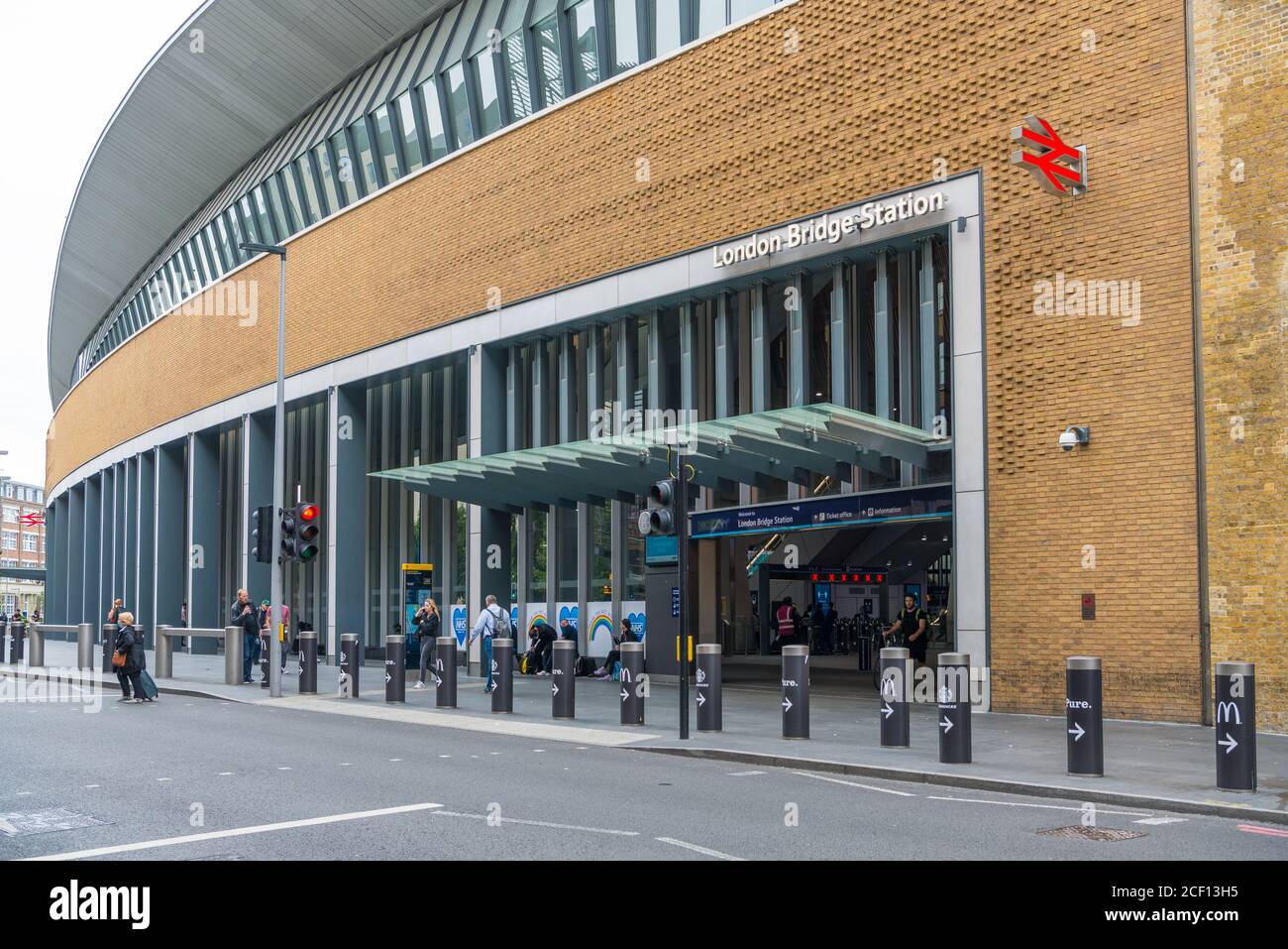 London bridge railway station hi-res stock photography and images - Alamy