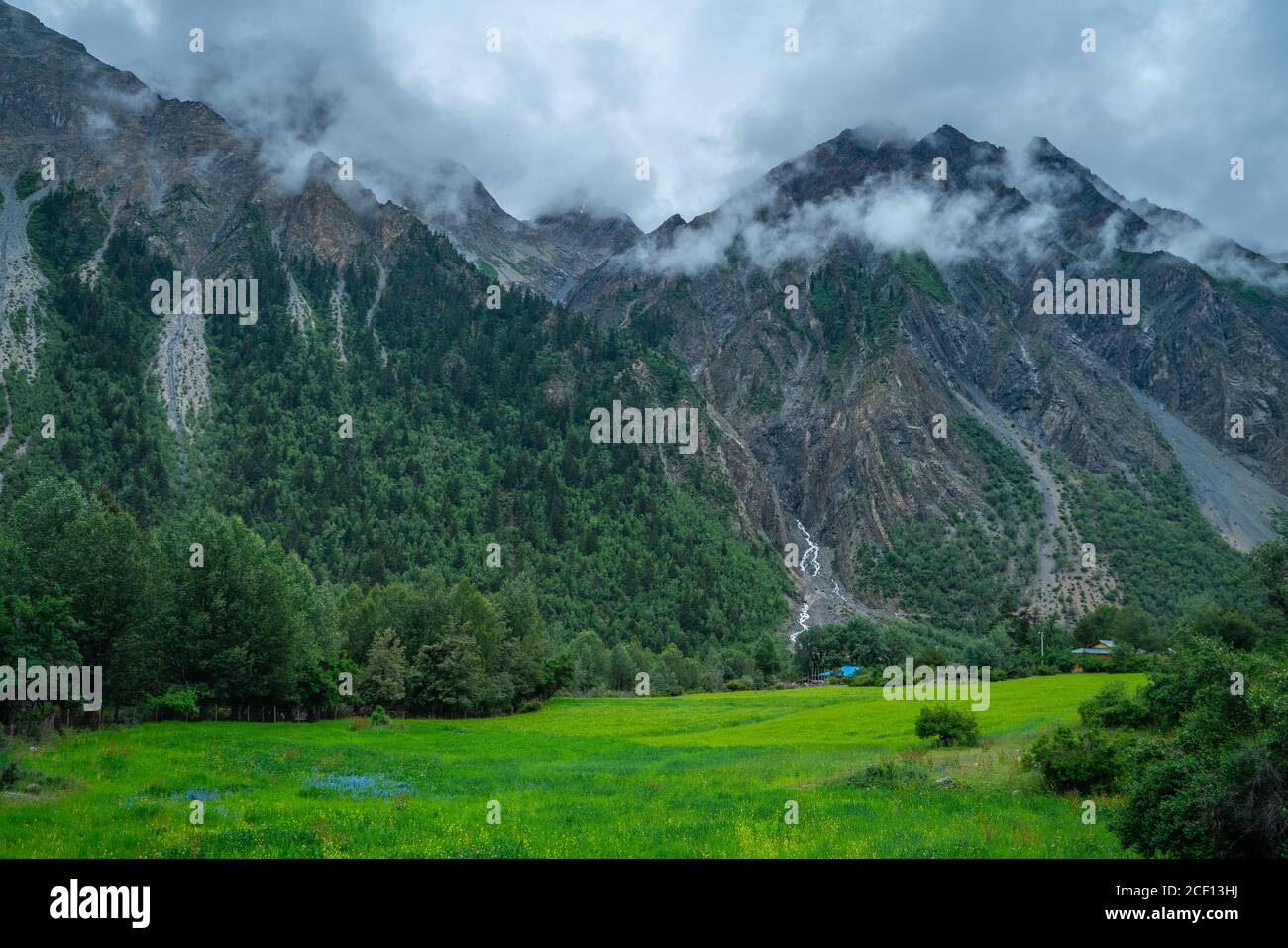 Clouds in himalayan mountains time hi-res stock photography and images ...