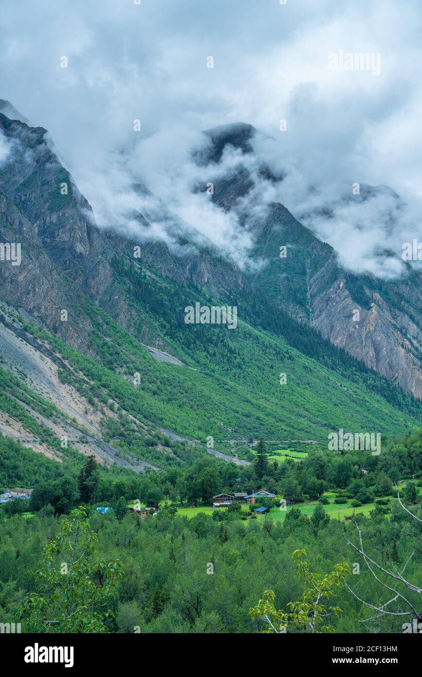 China tibet mountaineering hi-res stock photography and images - Alamy