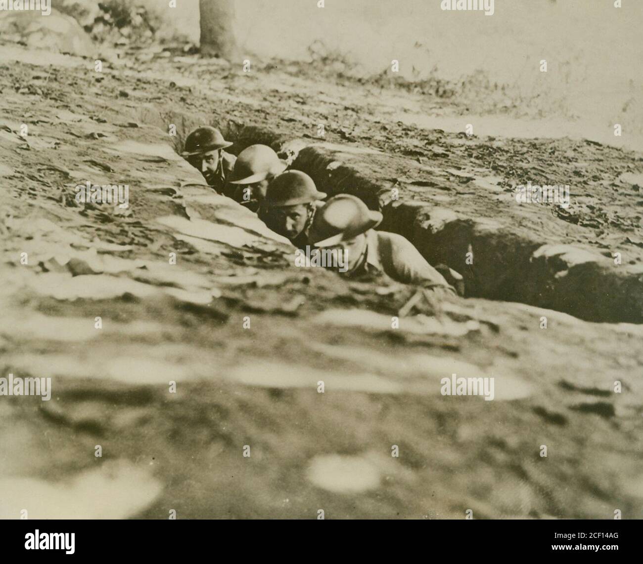 World war 2 soldiers foxhole hi-res stock photography and images - Alamy