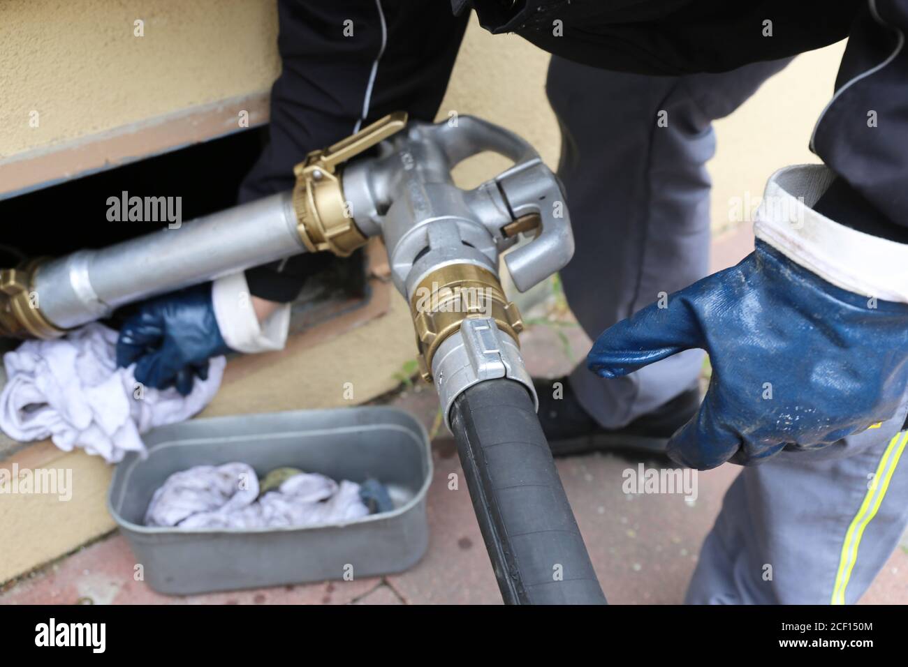 Oil heating hi-res stock photography and images - Alamy