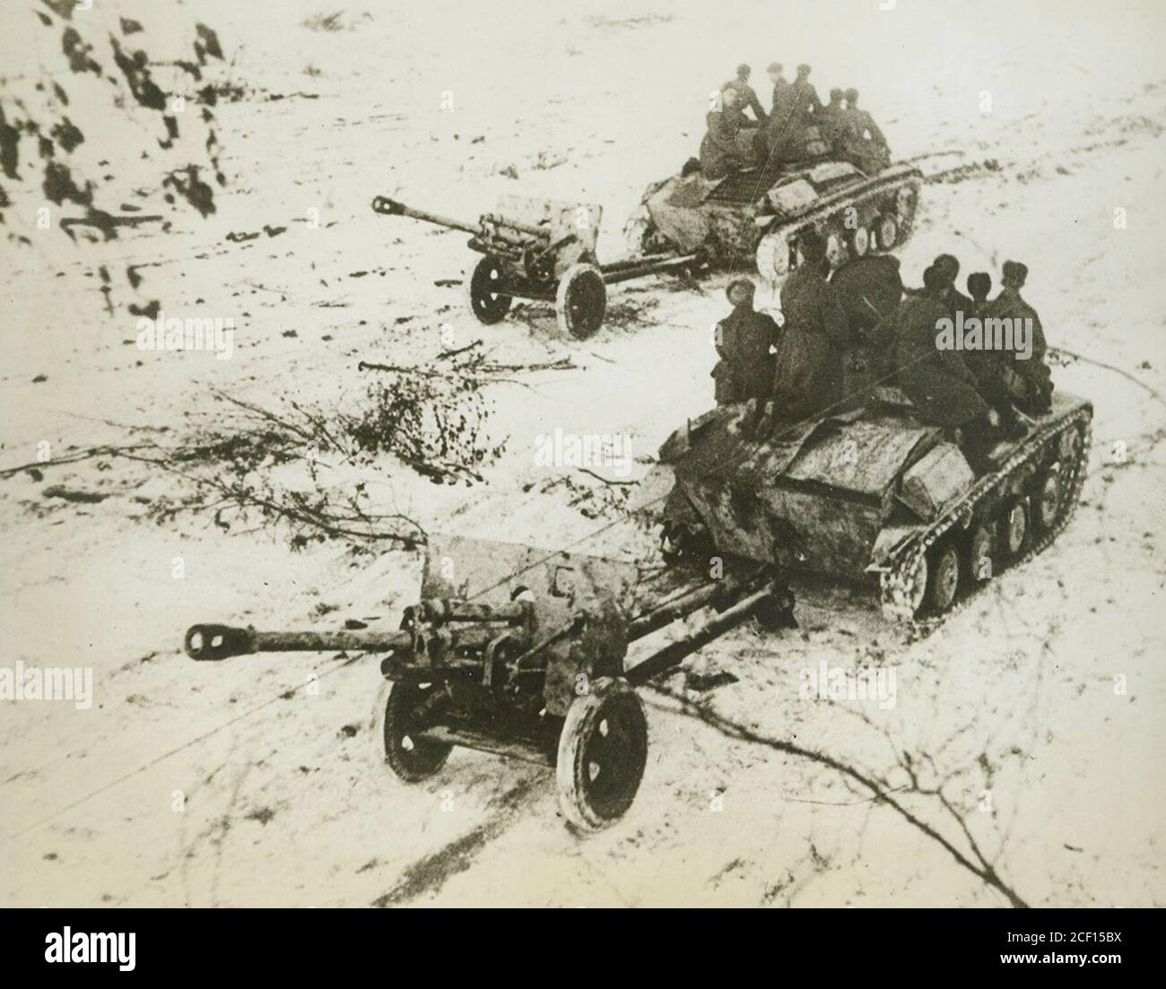World war ii american soldiers tanks hi-res stock photography and ...