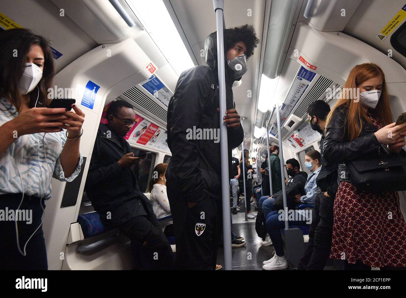 Passengers wearing face masks on jubilee line hi-res stock photography ...