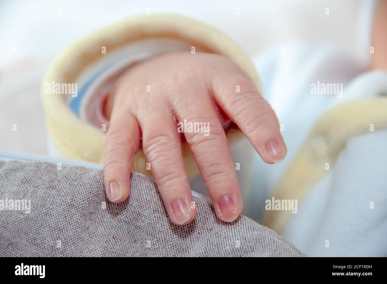 Hand of a newborn baby Stock Photo - Alamy