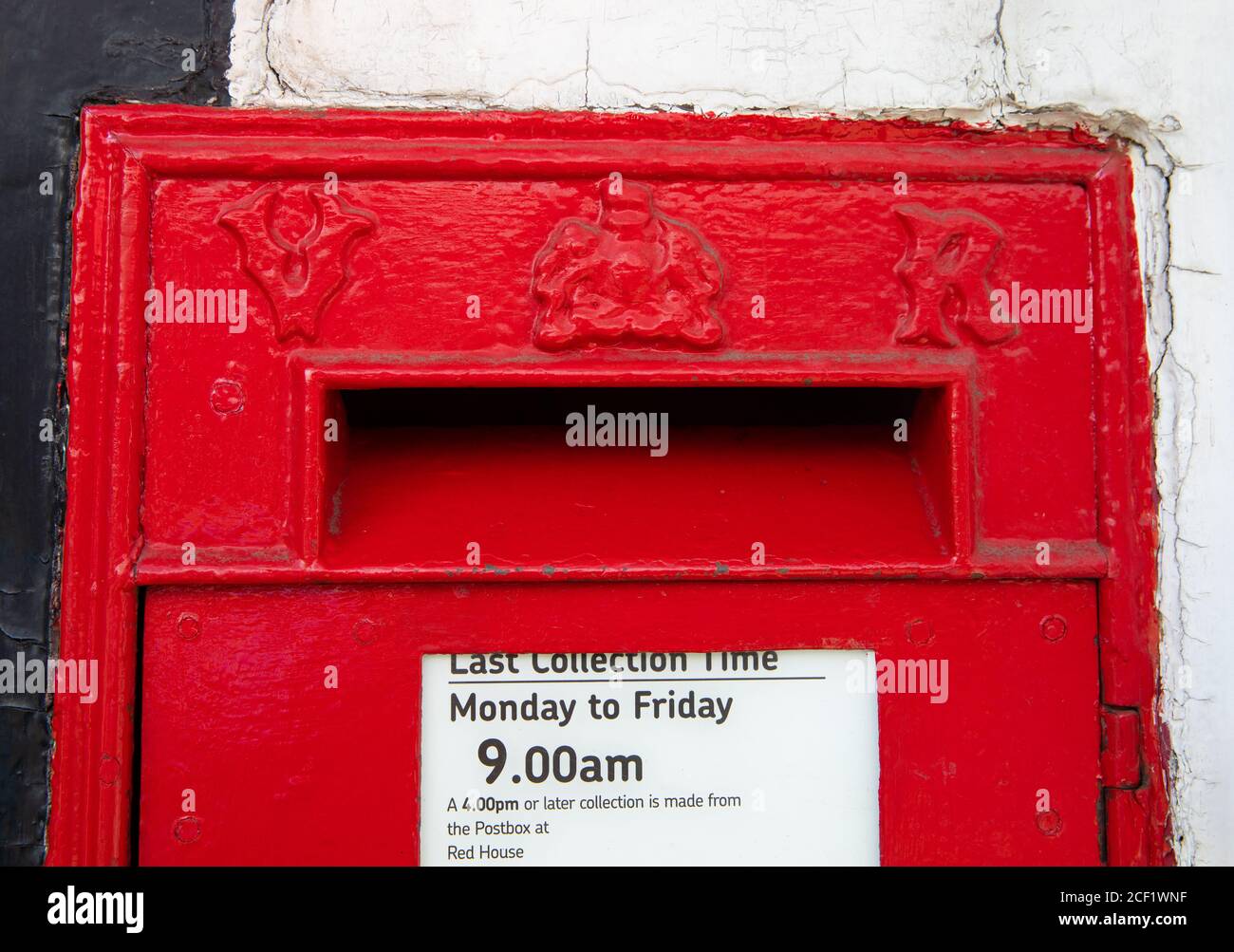 VR post box in a wall in Sevenoaks, Kent Stock Photo - Alamy