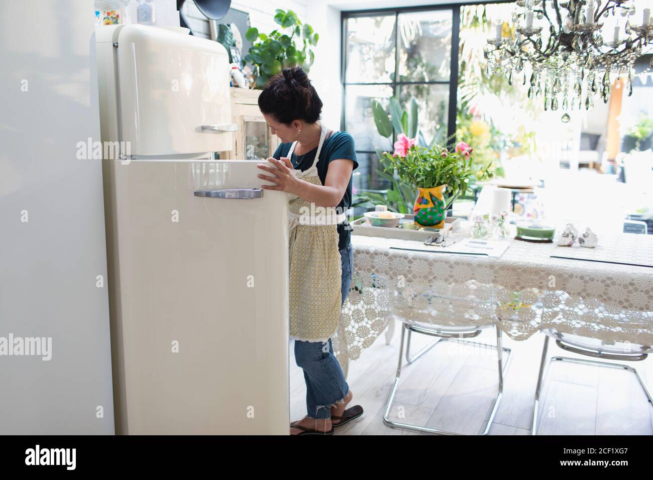 Woman apron kitchen hi-res stock photography and images - Alamy