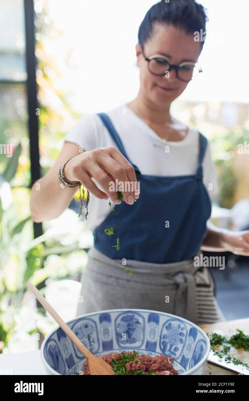 Sprinkling sprinkle food cooking hi-res stock photography and images ...