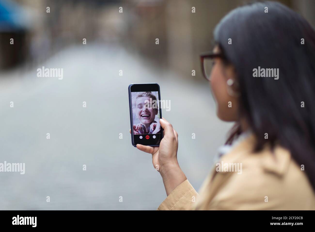 Young woman chatting friend cell hi-res stock photography and images ...