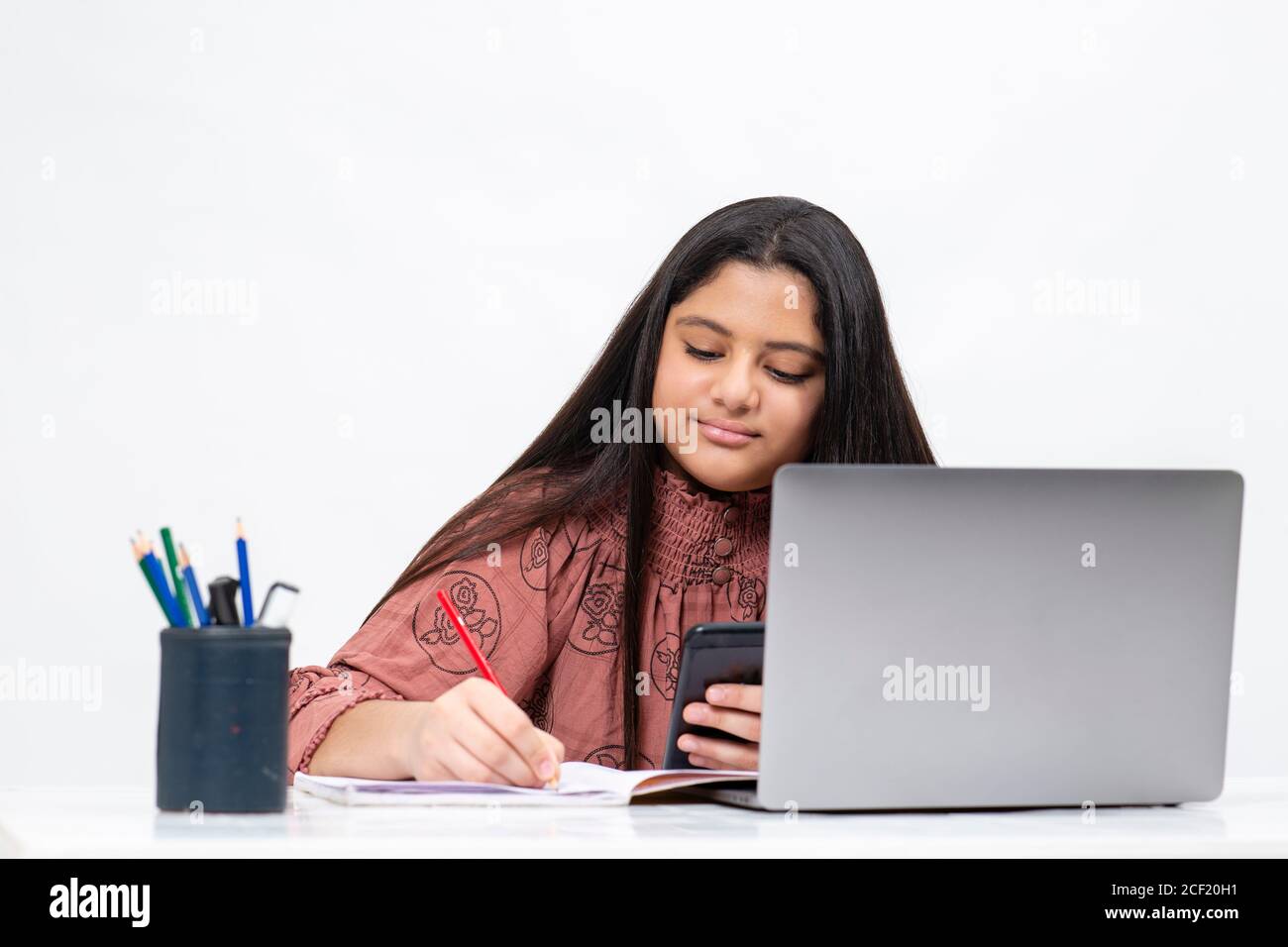 Girl infront computer hi-res stock photography and images - Alamy