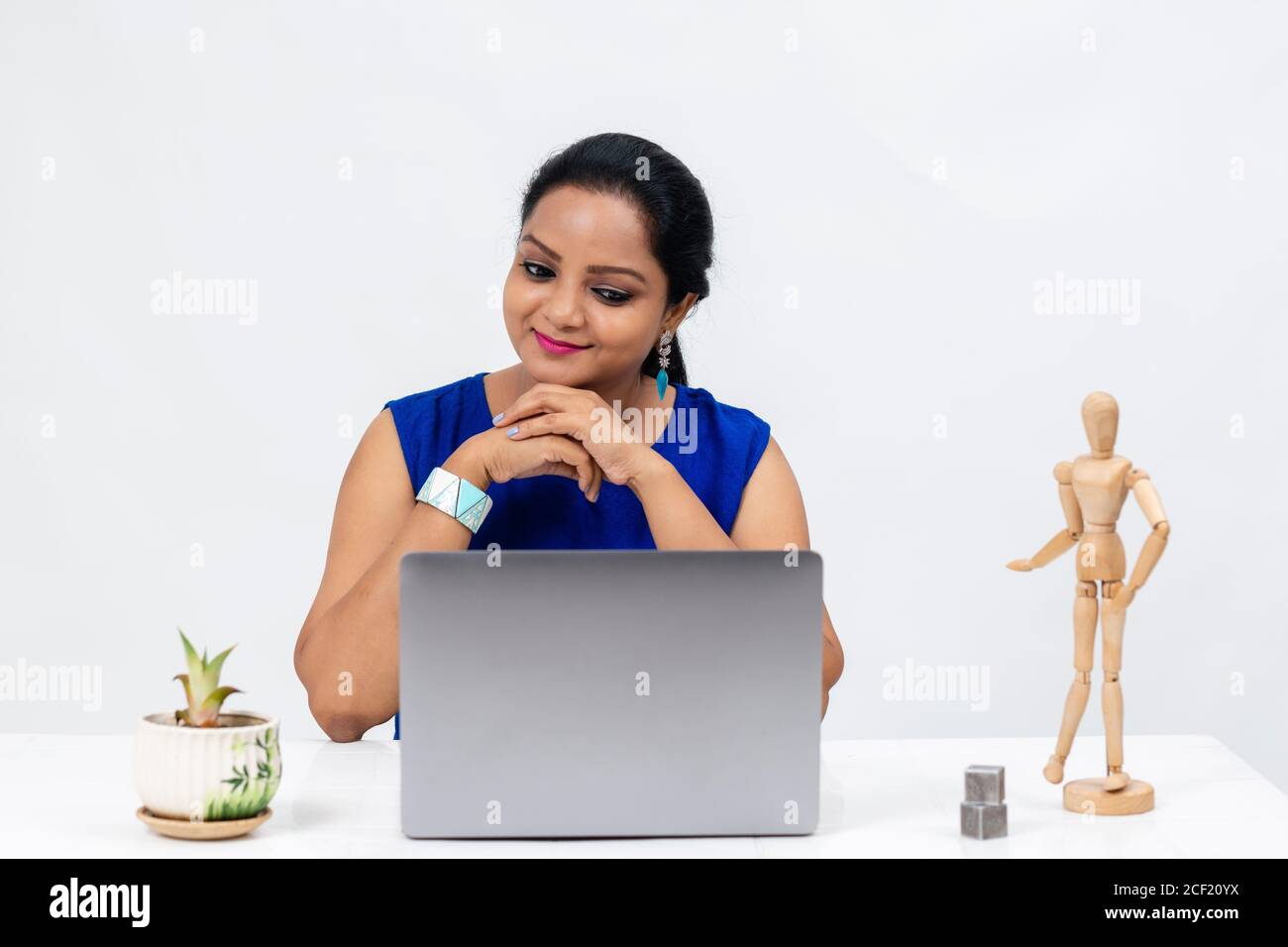 Pretty Indian woman at the table, Freelancer, distant work, work at ...