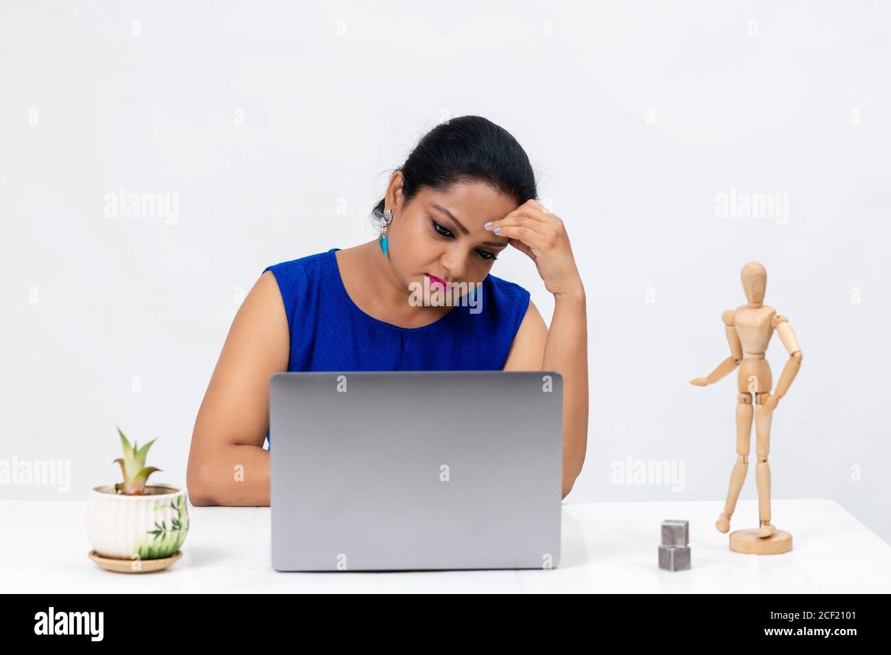 Pretty Indian woman at the table, Freelancer, distant work, work at ...
