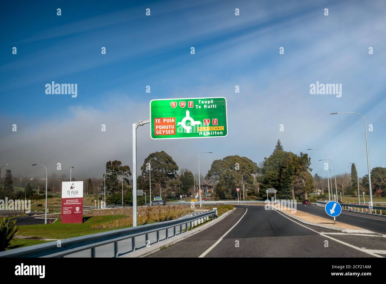 Driving intersection new zealand hi-res stock photography and images ...