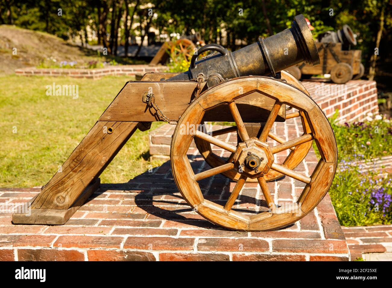 Old artillery cannon stands hi-res stock photography and images - Alamy