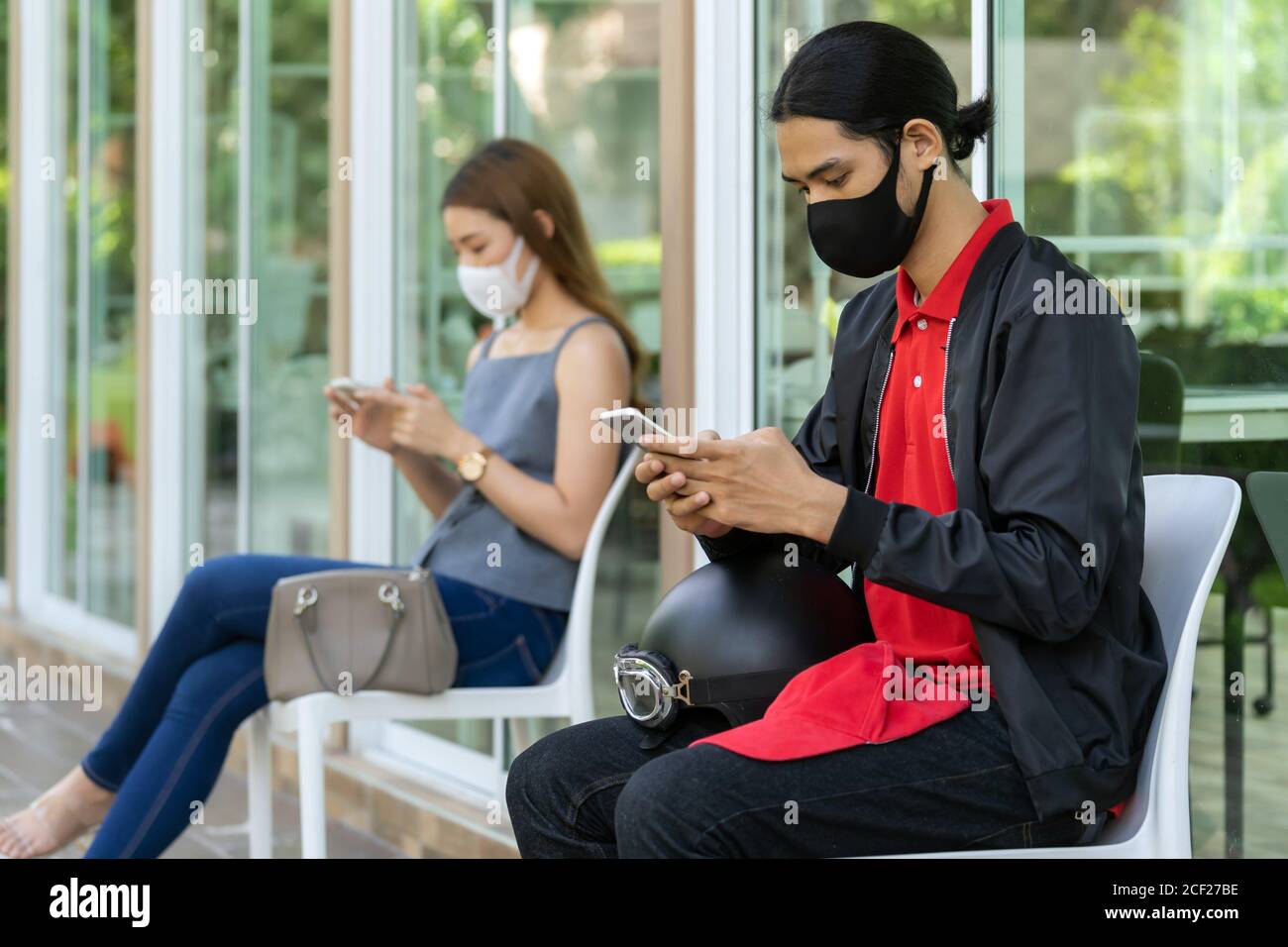 Queue phone shop hi-res stock photography and images - Alamy