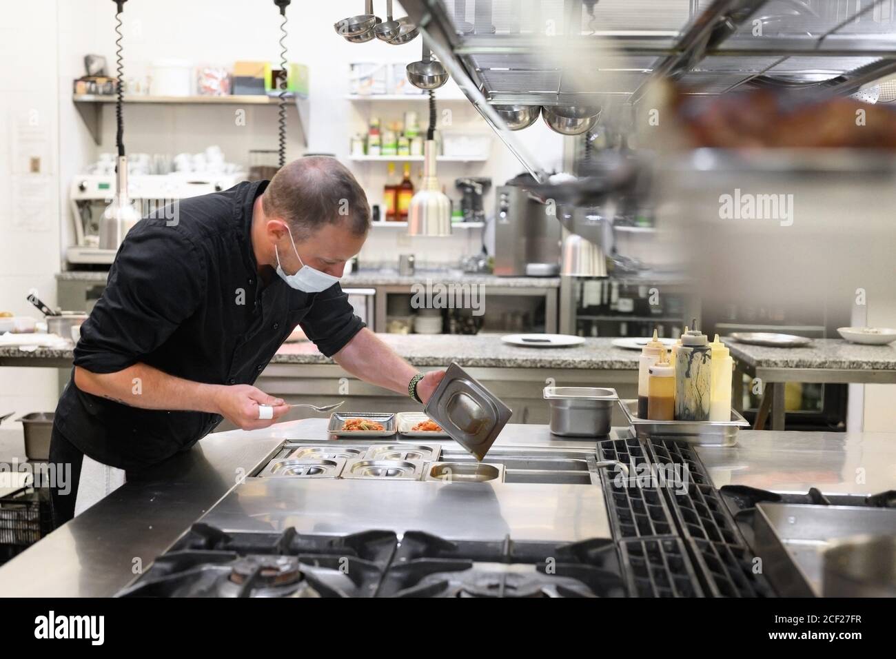 Kitchen uniform hi-res stock photography and images - Alamy