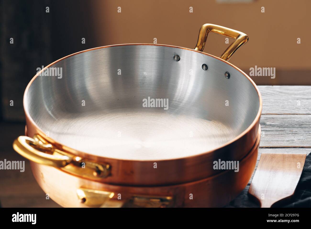 Copperware cookware hi-res stock photography and images - Alamy
