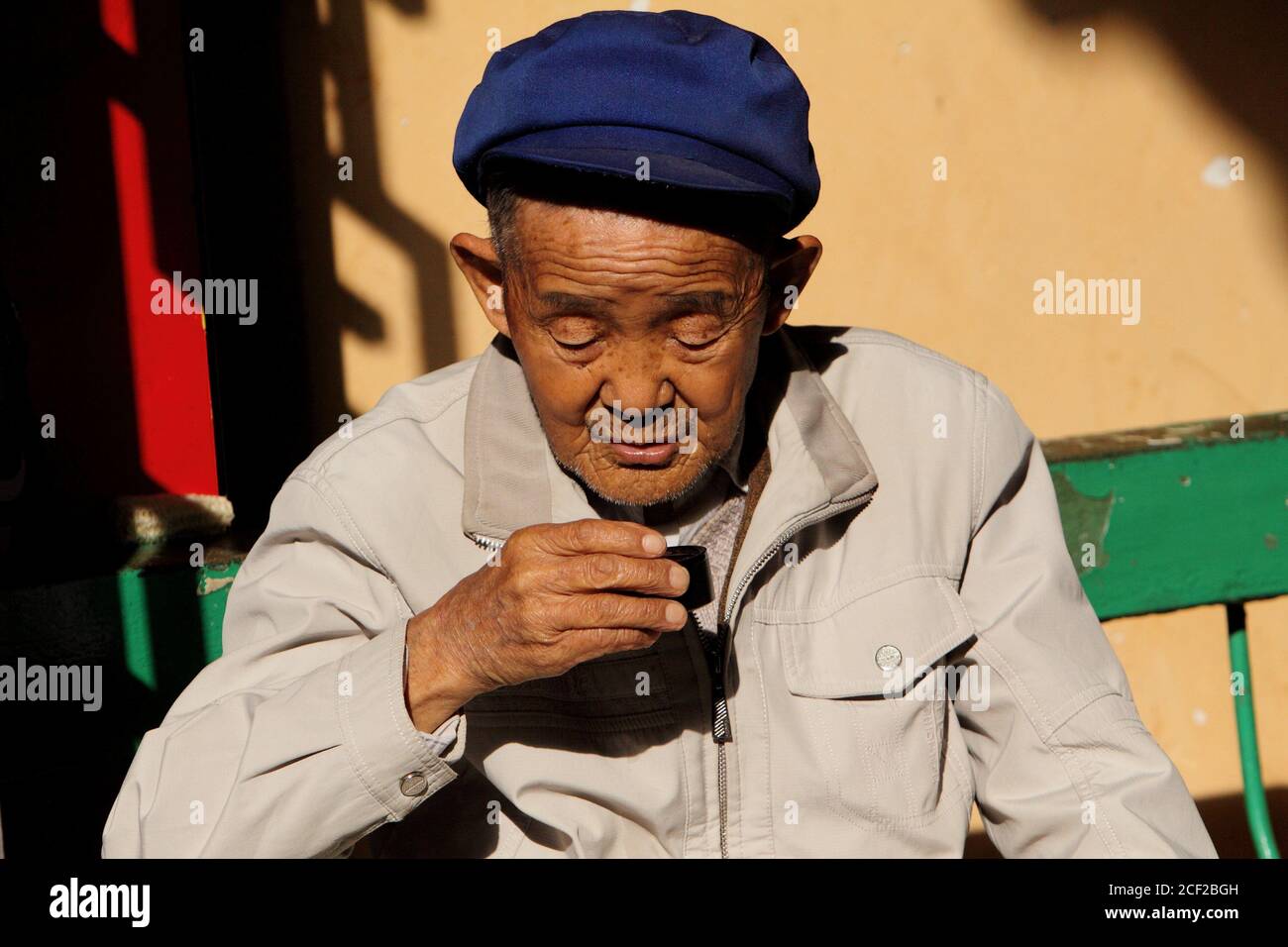 Chinese old man hi-res stock photography and images - Alamy