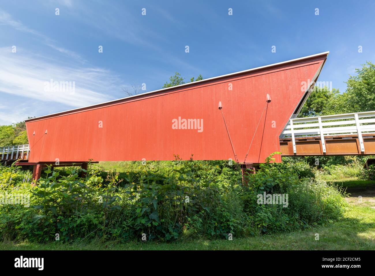Red and white bridge hi-res stock photography and images - Alamy