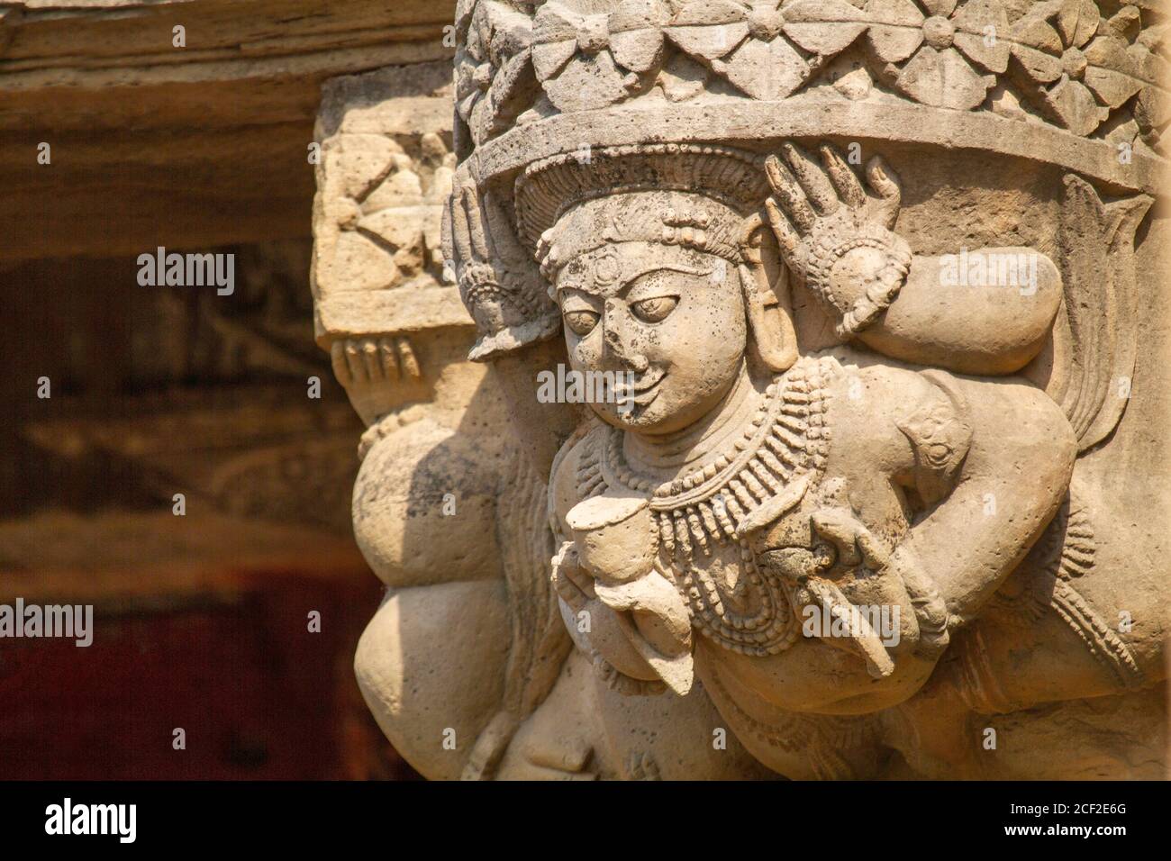 Beautiful sculptures carved on the 16 pillars of the octagonal Mandap ...