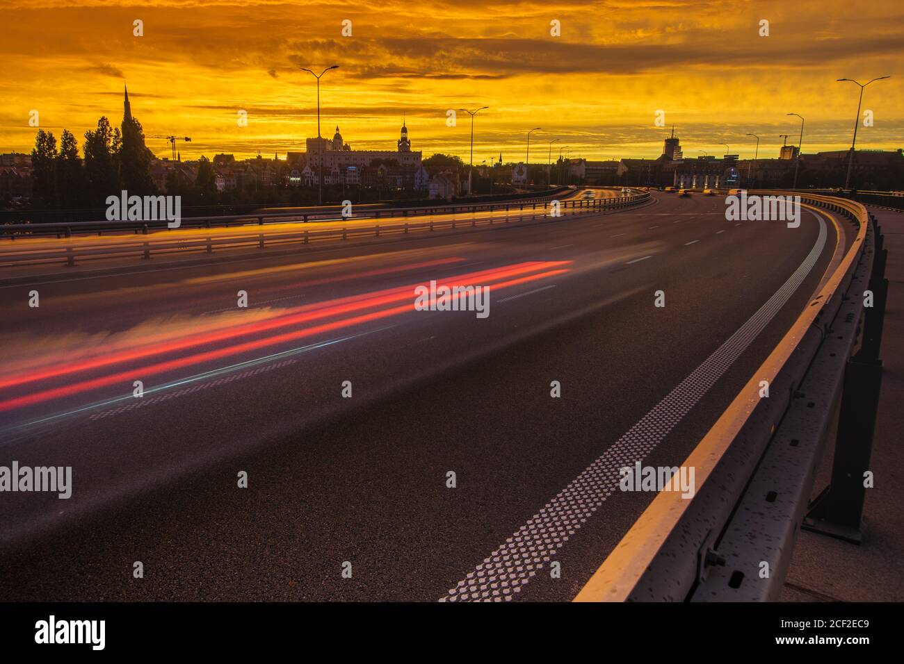 Asphalt road leading city hi-res stock photography and images - Alamy