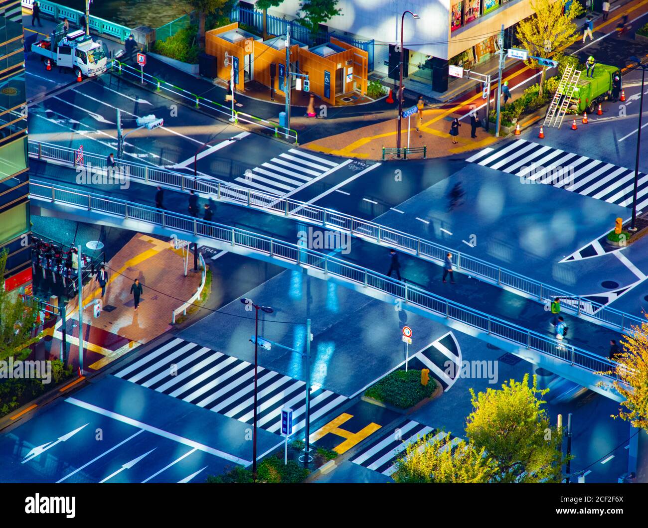 Long exposure shot people walking hi-res stock photography and images ...