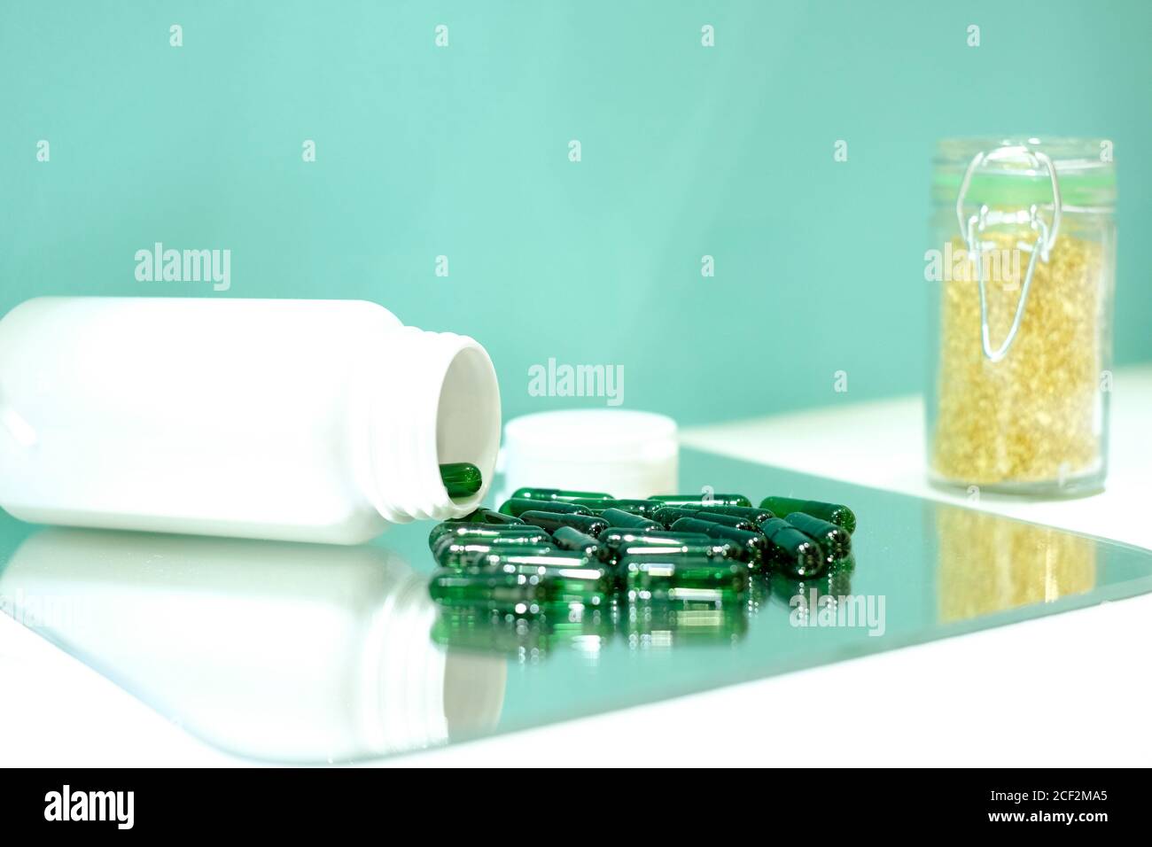 Gold mirror science hi-res stock photography and images - Alamy