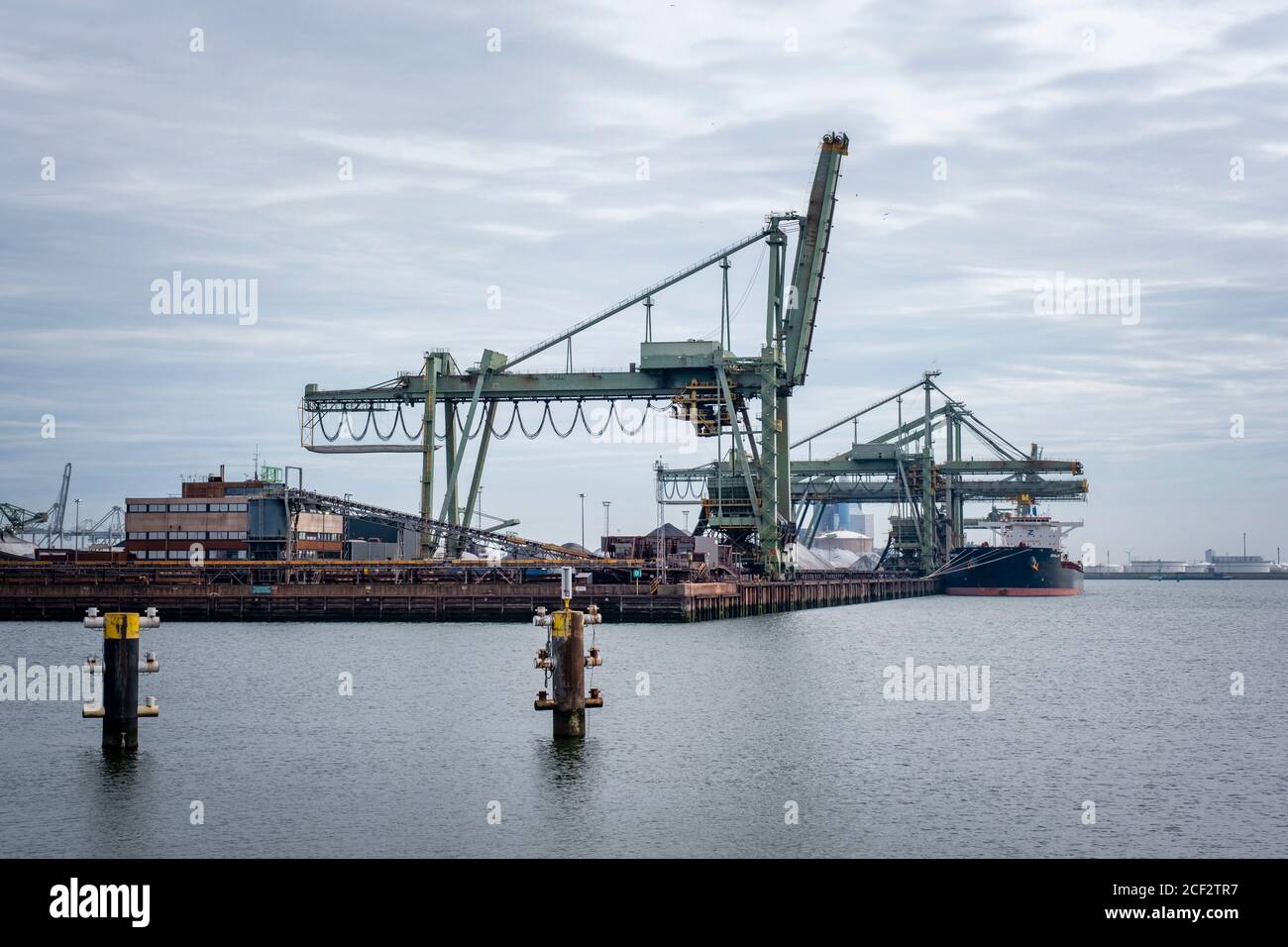Ore Loading bay pier at the harbour of Rotterdam Stock Photo - Alamy