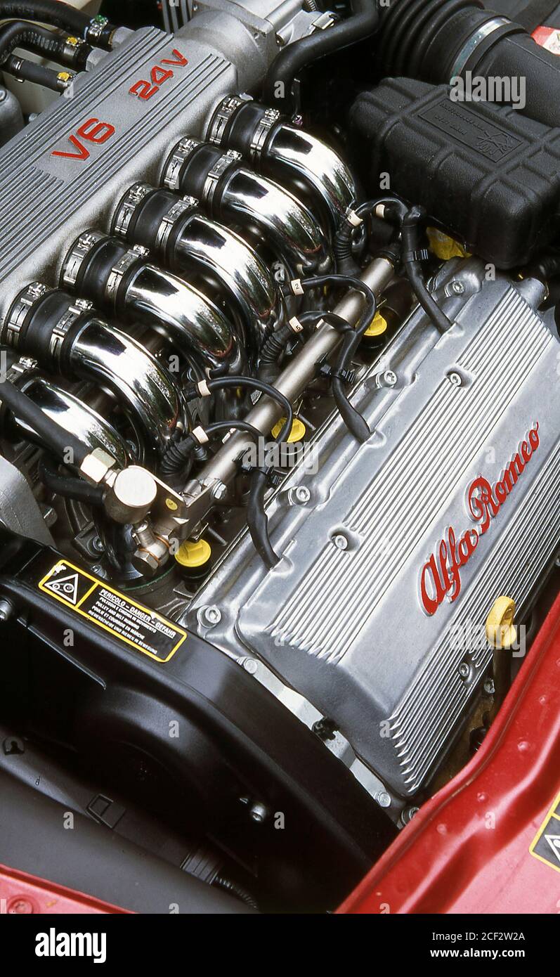1998 Alfa Romeo 156 2.5 V6 24V engine Stock Photo - Alamy