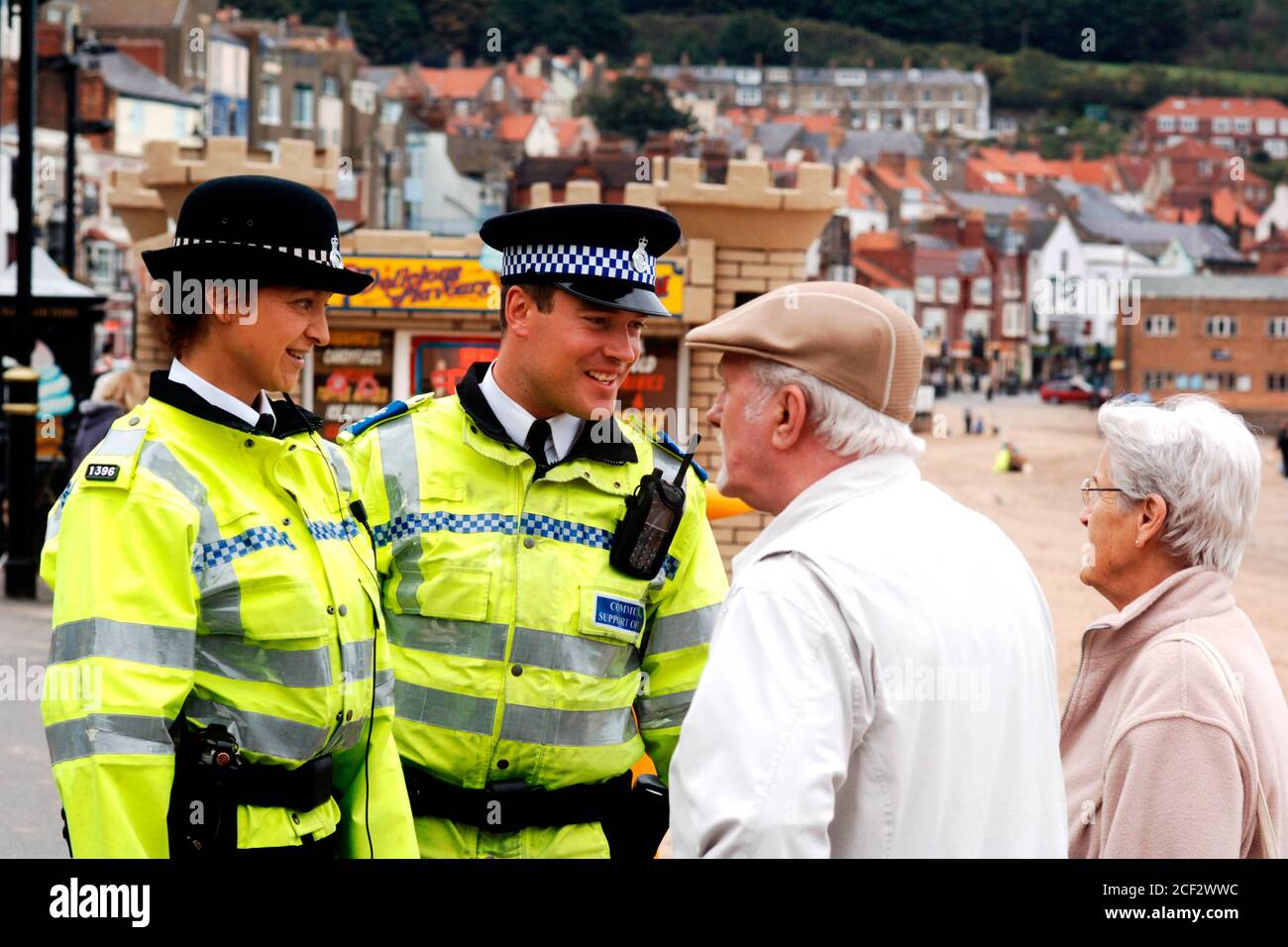 Couple talk police community hi-res stock photography and images - Alamy